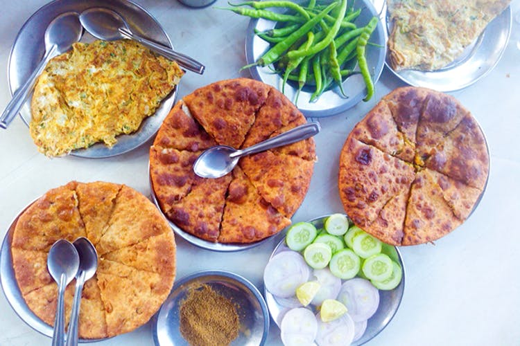 7 Dhabas In Kolkata That Are Perfect For A Late-Night Food Stop