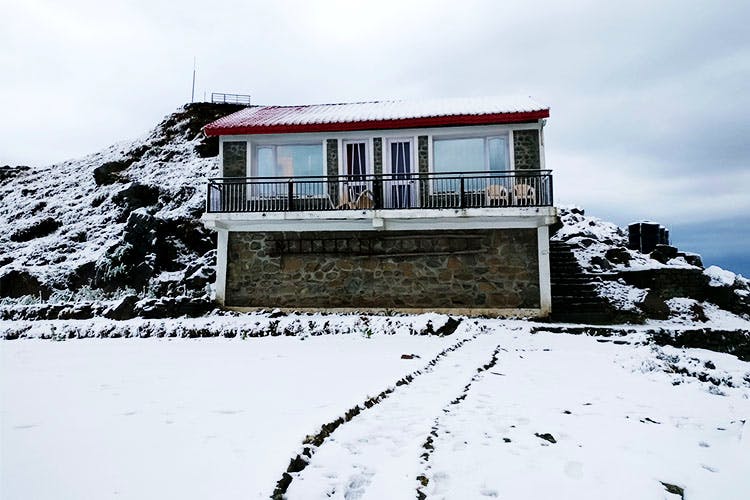 This Snowclad Homestay Has Beautiful Sunsets & Old Monk Evenings | LBB