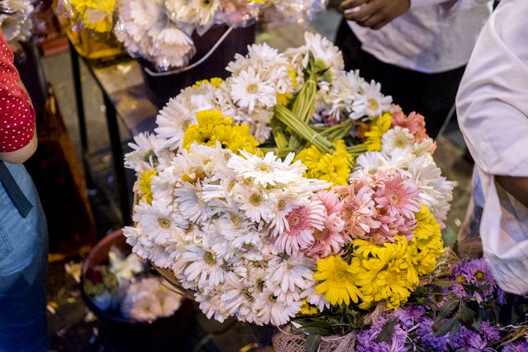 #LBBPhotoStory: Lilies And Roses Under INR 50? Only At The Dadar Flower ...